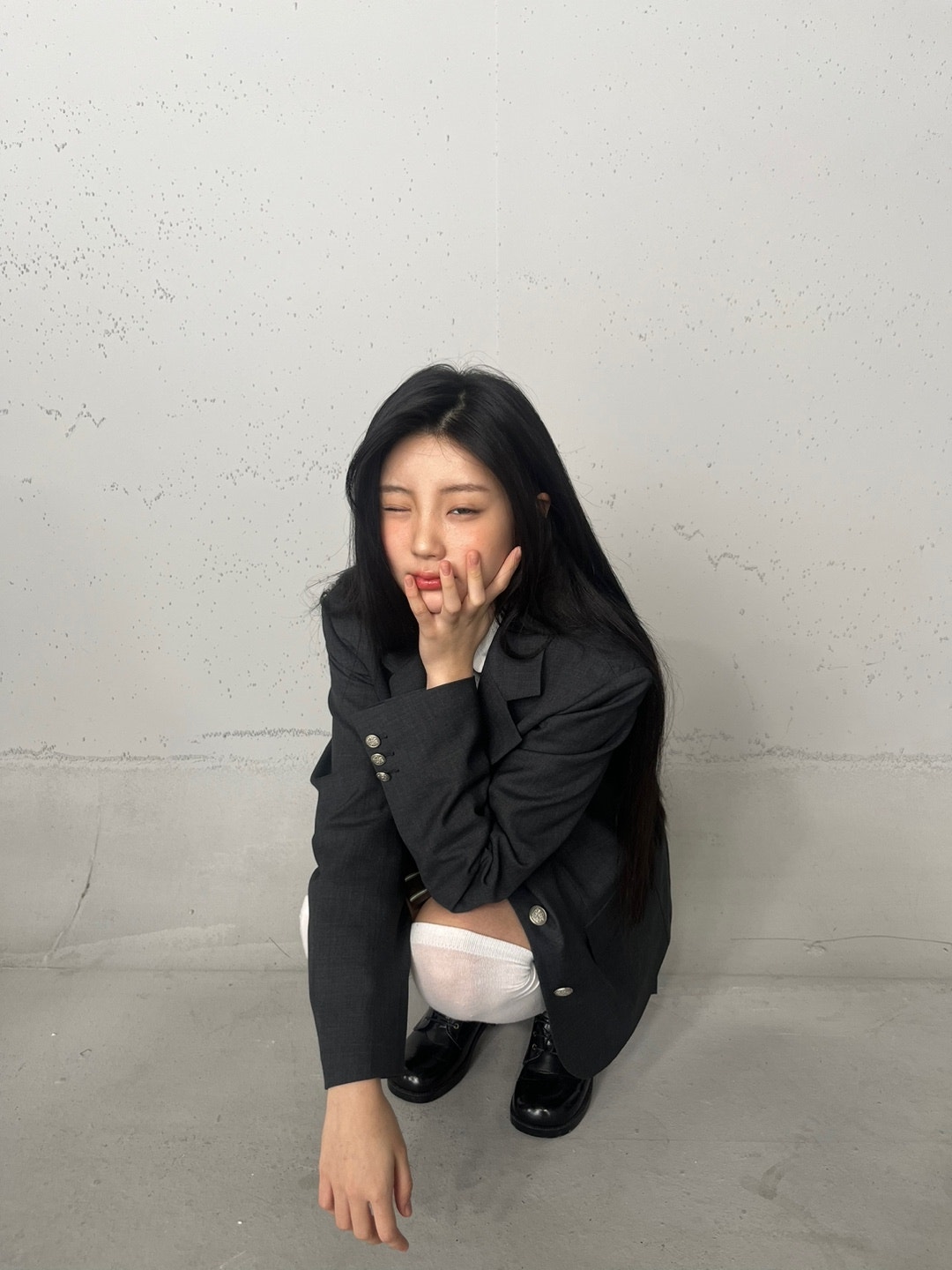 ILLIT Community Post - 5 REAL things in this photos: Wonhee is very ...