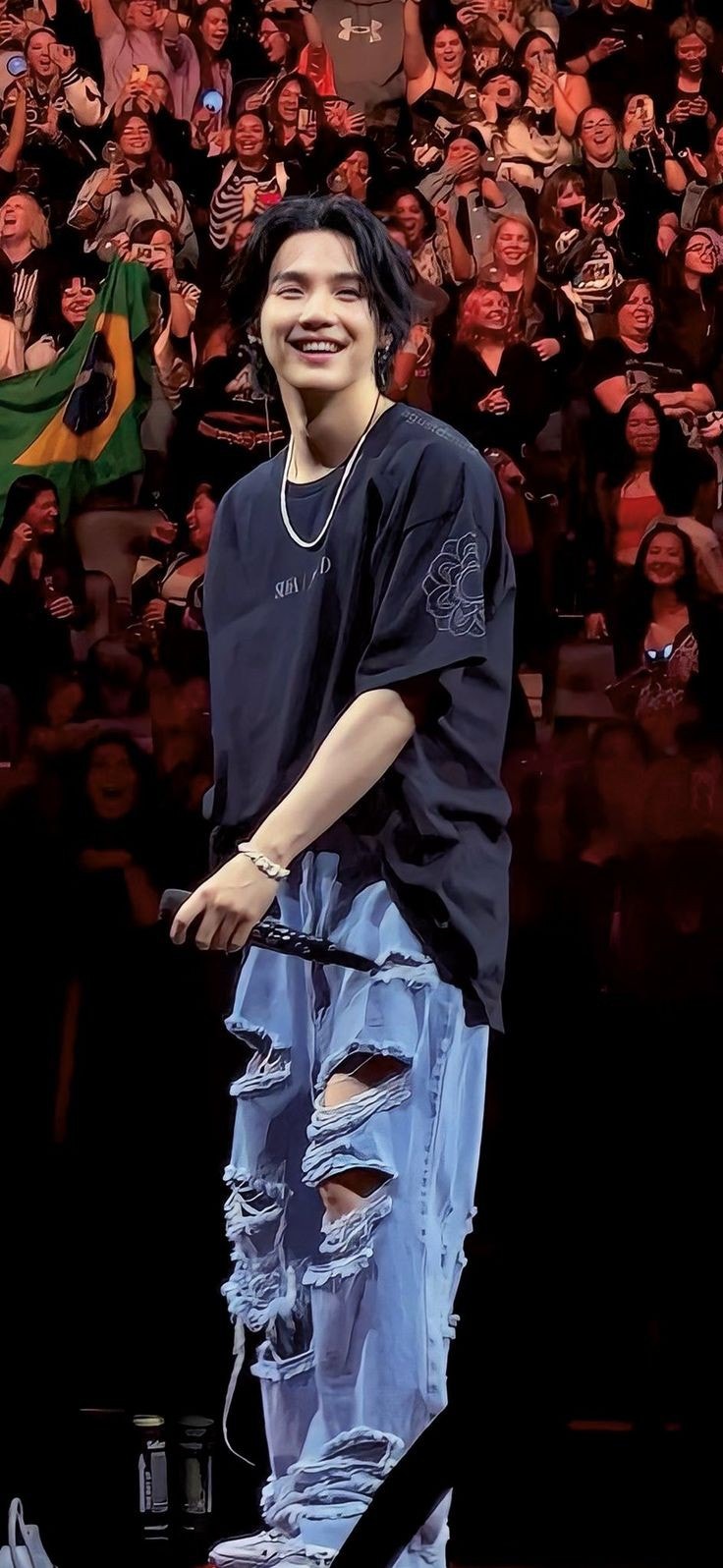 BTS Community Post - Bom dia!!! Hoje alguém muito especial faz aniversário! Feliz aniversário ...