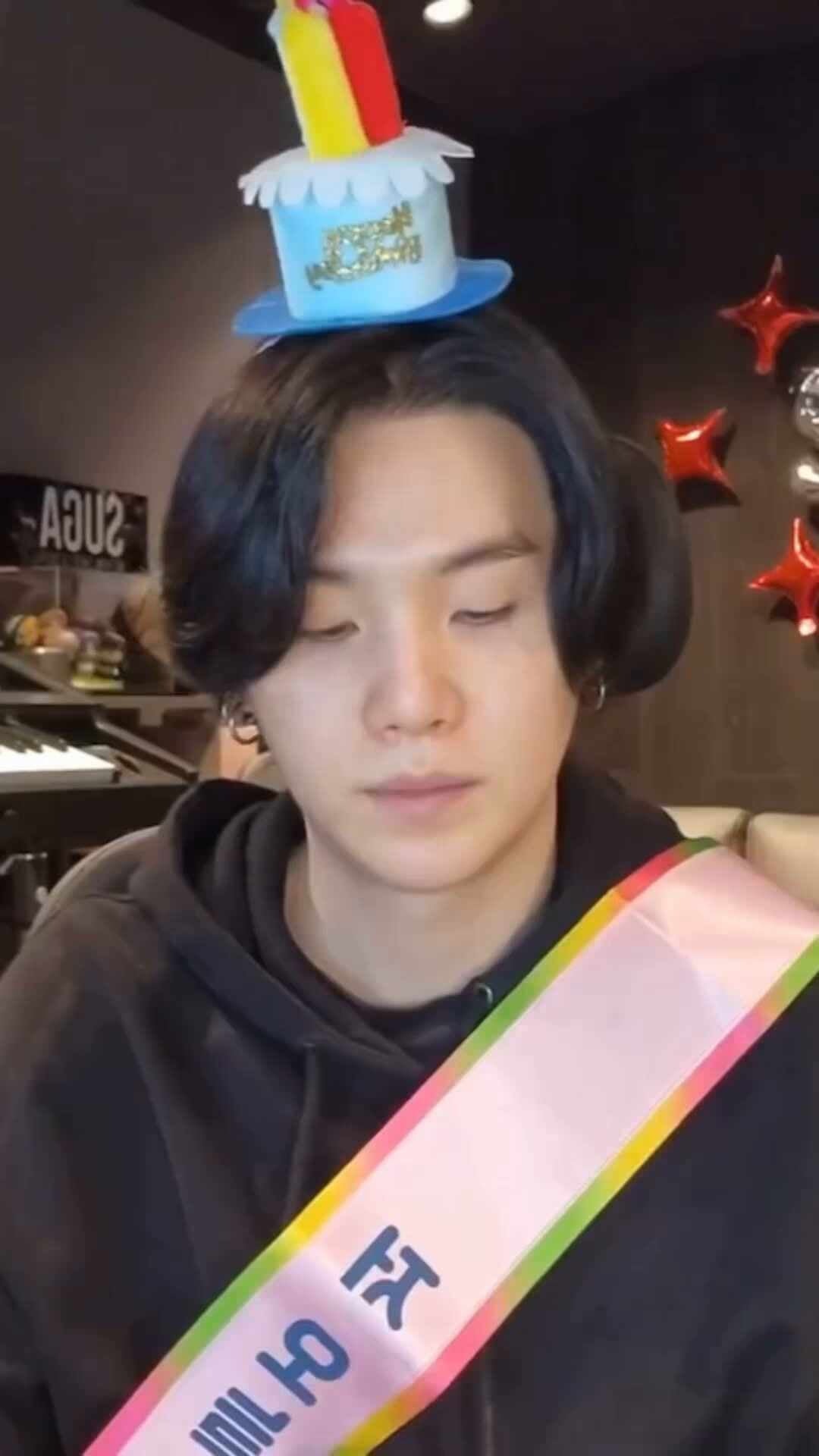 BTS Community Post - Feliz Aniversário yoongi fique saudável, estou ansiosa te esperando 2025 ...