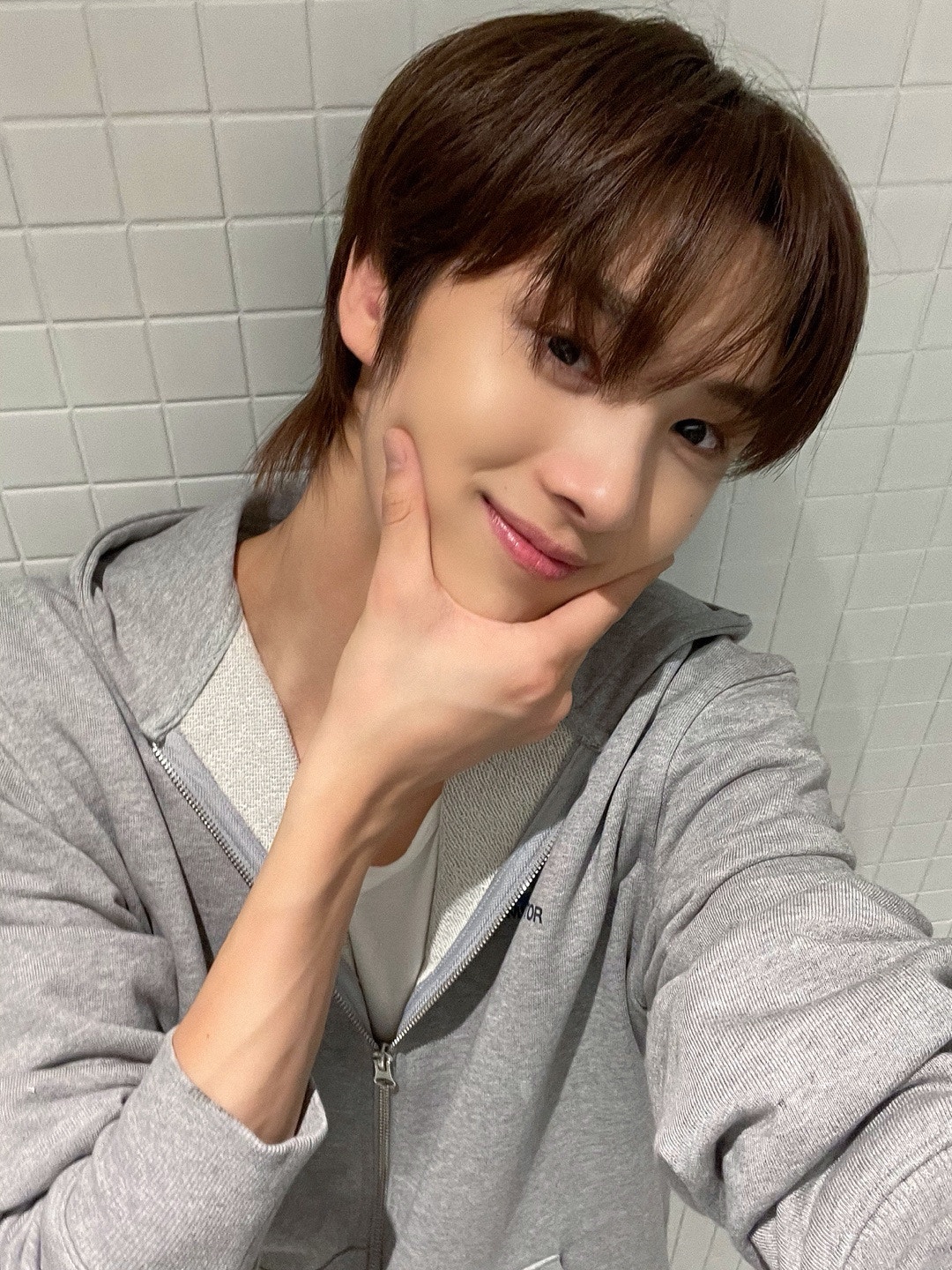 Tws Community Post 오늘은 두 가지 착장으로 거울샷과 셀카를 찍어보았는데 어때요 괜찮나요 괜찮으면
