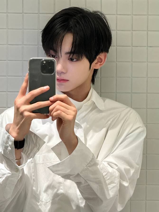 Tws Community Posts 다들 뭐 하고 있어요 보고 싶어서요 옛날 방송할 때 입었던 옷들 입고 사진을 찍었는데
