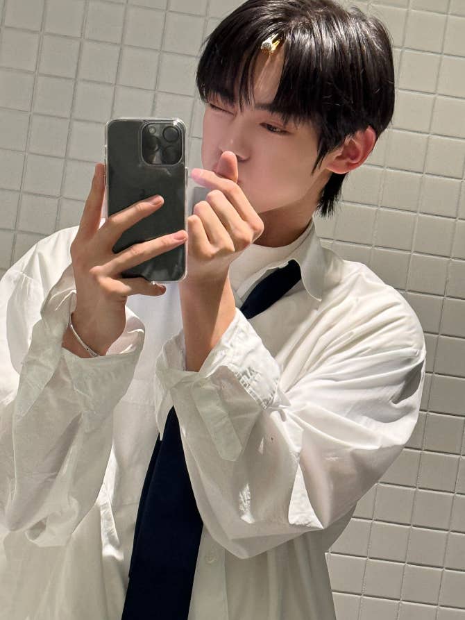 Tws Community Posts 다들 뭐 하고 있어요 보고 싶어서요 옛날 방송할 때 입었던 옷들 입고 사진을 찍었는데