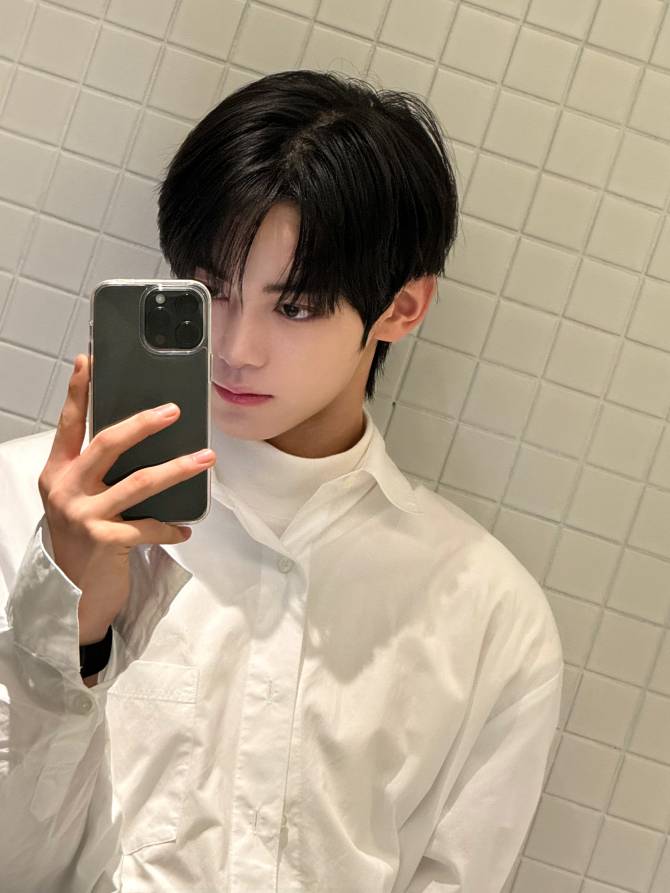 Tws Community Posts 다들 뭐 하고 있어요 보고 싶어서요 옛날 방송할 때 입었던 옷들 입고 사진을 찍었는데
