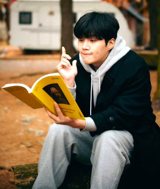 KIM SEON HO Community Post - Actors look good in books 🥰💖 Reading ...