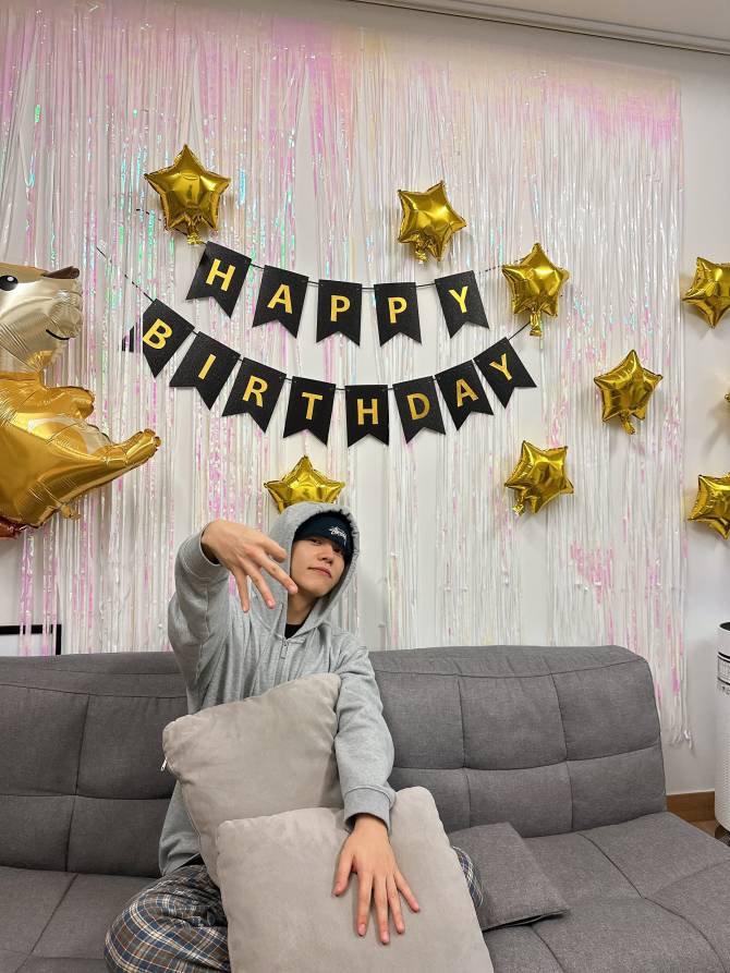 Onf 커뮤니티 포스트 지난 두번 생일을 혼자 보냈는데 이번 생일은 옆에 형들이 있으니까 넘 좋았어요😌 오늘 하루 푹