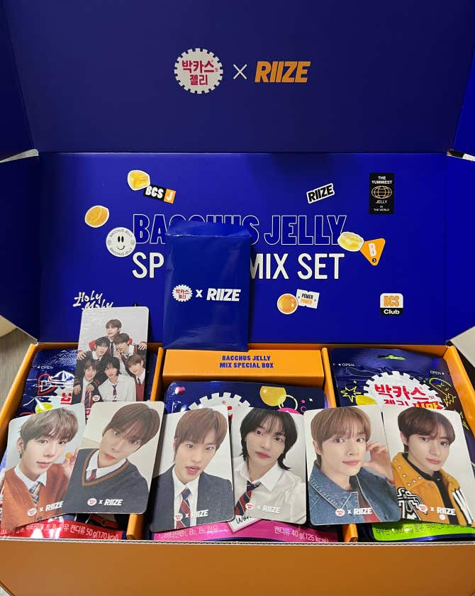 Riize Community Post 박카스 박맛젤 패키지 🧡💙🫂 희주님들 꼭 사세요 이 가격에 이 구성이라니🤗