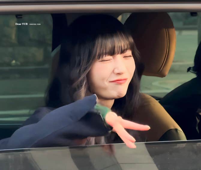 Oh My Girl Community Post 큰 눈을 휘둥그레 뜬 유빈이의 모습도 너무 좋아하지만 두 눈을 감고 미소짓는