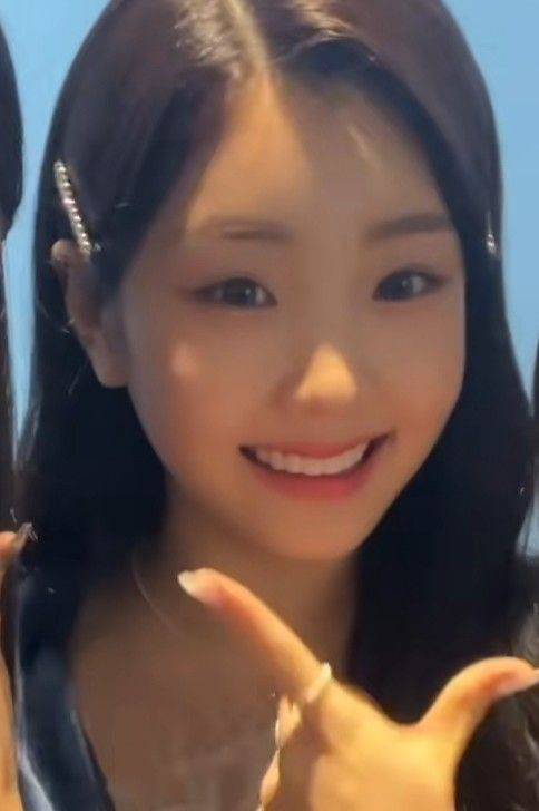 Illit Community Posts Du Du Duduuu 。•̀ᴗ 💓💓💓 A Smile Is