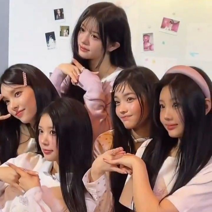 ILLIT Community Post - whether this will be their hand sign?? 😻🧲🤘🏻