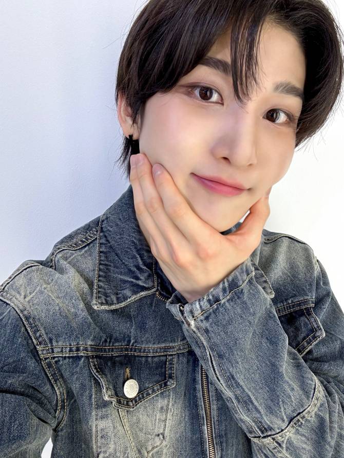 Nowadays Community Post 여러분 안녕하세요 Nowadays 연우입니다 저희가 오늘 처음으로 라이브를