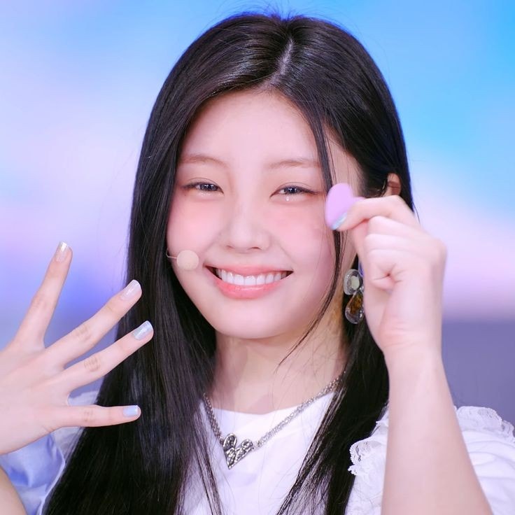 ILLIT Community Post - post for @rohee #rohee