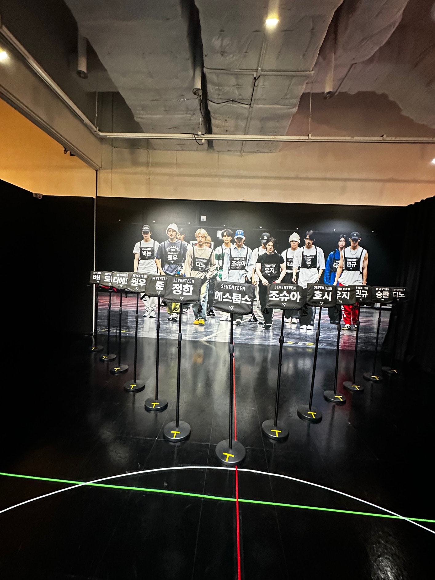 Seventeen Community Post 전시회 잘 보고 너무 멋있고 울 천사들을 더욱 더 자랑스럽게 느껴지는 느낌을