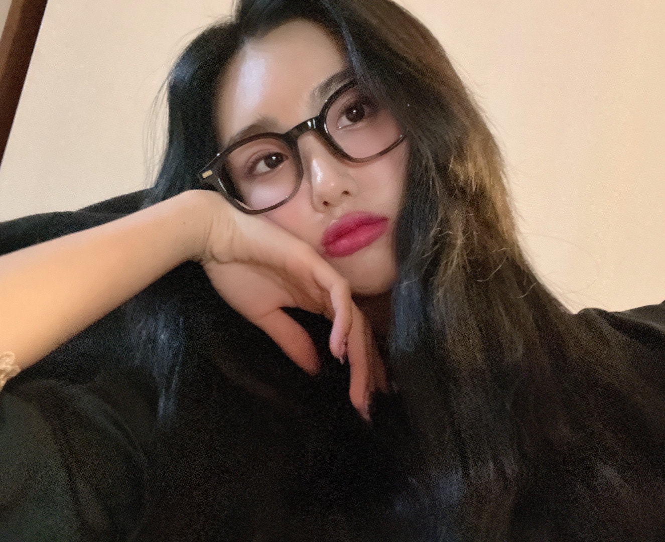 EVERGLOW Community Posts - 안경샤🤭 - AISHA