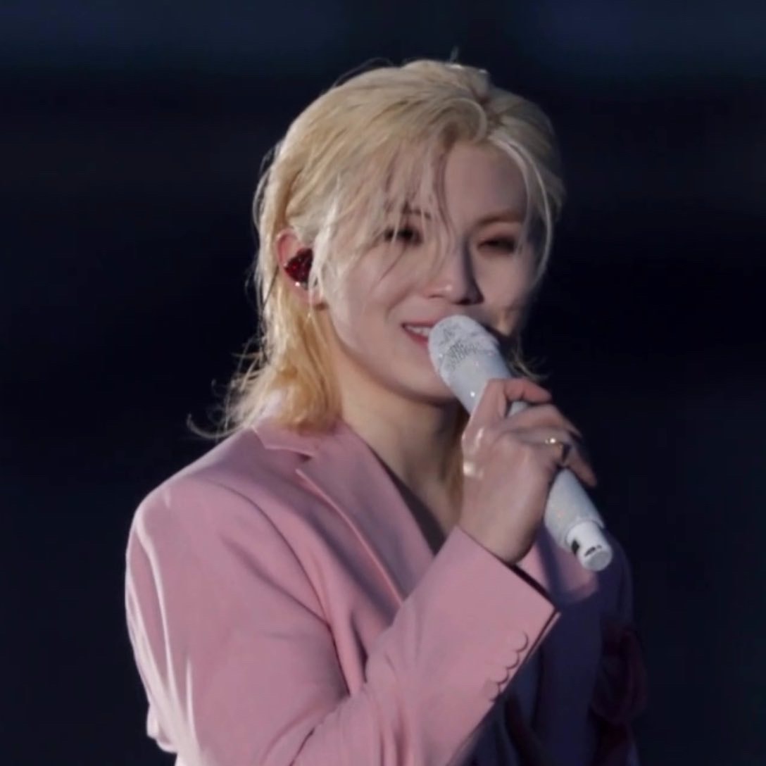 Seventeen Community Posts 캐럿분들 중에 지훈이 사진 가지고 계신분 있으실까요 진짜 미치게 예쁘더라고요😊 ️