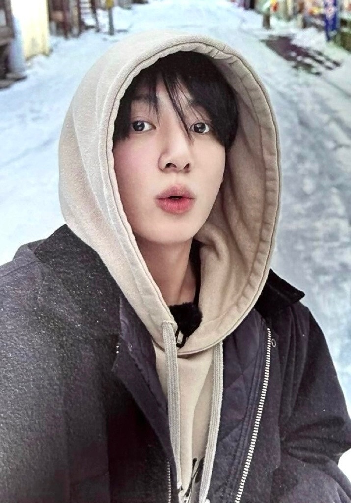 BTS Community Post - 钱包空空如也～ ️ 但是很开心呢，果果快到我碗里来～ The wallet is empty, but I'm very happy. ️ ...