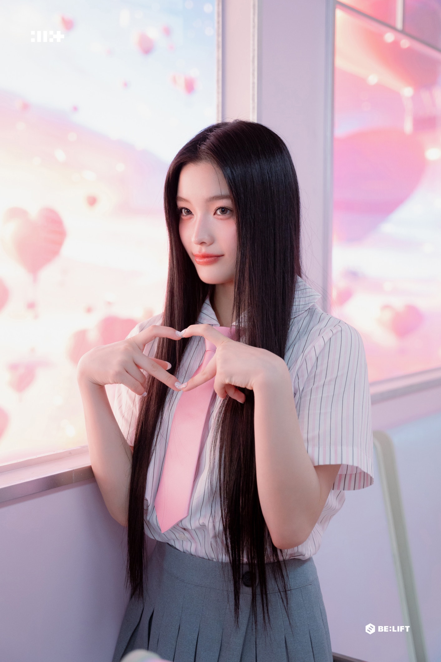 Illit Community Post 앞머리가 없고 검은 머리의 이로하 🖤 데뷔초같아🧩 아 너무 예뻐요⭐