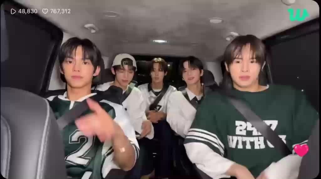 TWS Community Posts - 몰래 개의 귀로 포즈를 취한 신유