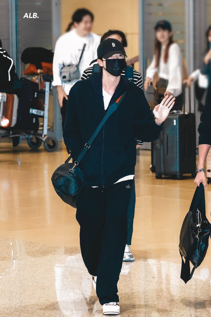 BTS Community Post - Jin returned safely to his homeland, Korea 🥹🥹🥹🇰🇷🇰🇷🇰🇷