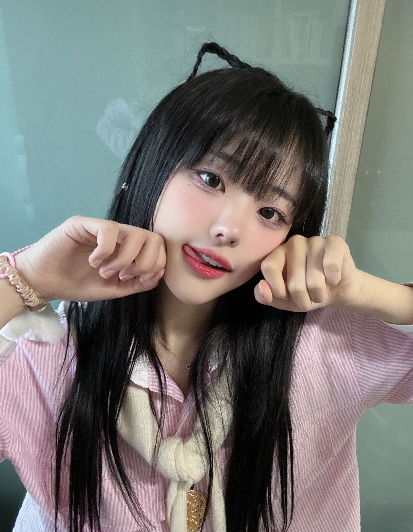 QWER Community Post - 오늘 허준축제도 너무 재밌었다냥😽 요즘 다시 메탈 음악만 듣고있어요..!!!! 롹스피릿 충전 예아🤘🏻🤘🏻 - Hina