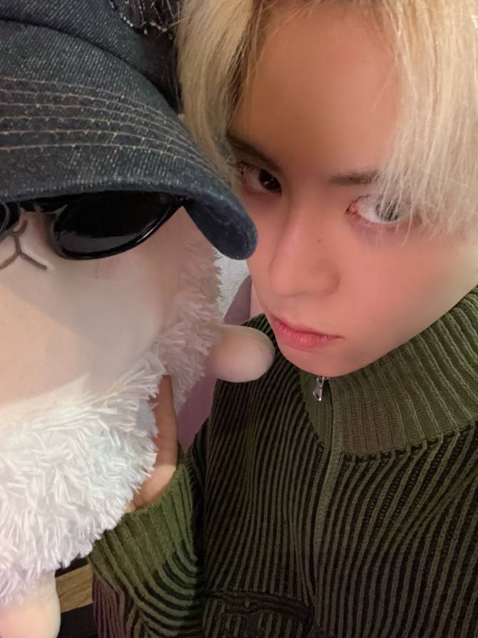 Nowadays Community Post 데이양 지켜본다 😡 Hyeonbin