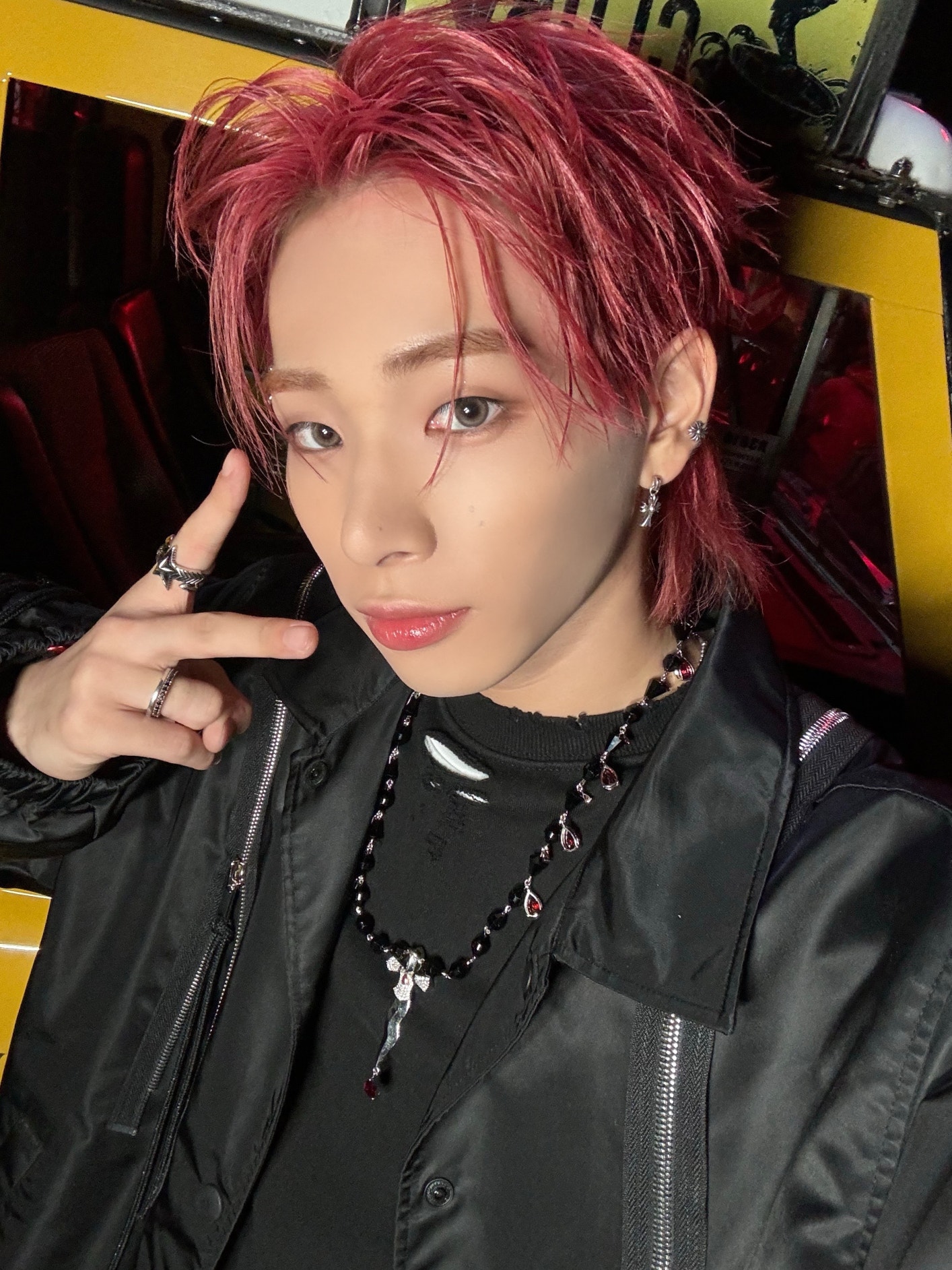 Dxmon Community Post 드디어 위버스에 왔다~🫨 잘 부탁해요🦊🦊 이번 활동 때부터 빨간 색으로 염색했는데요