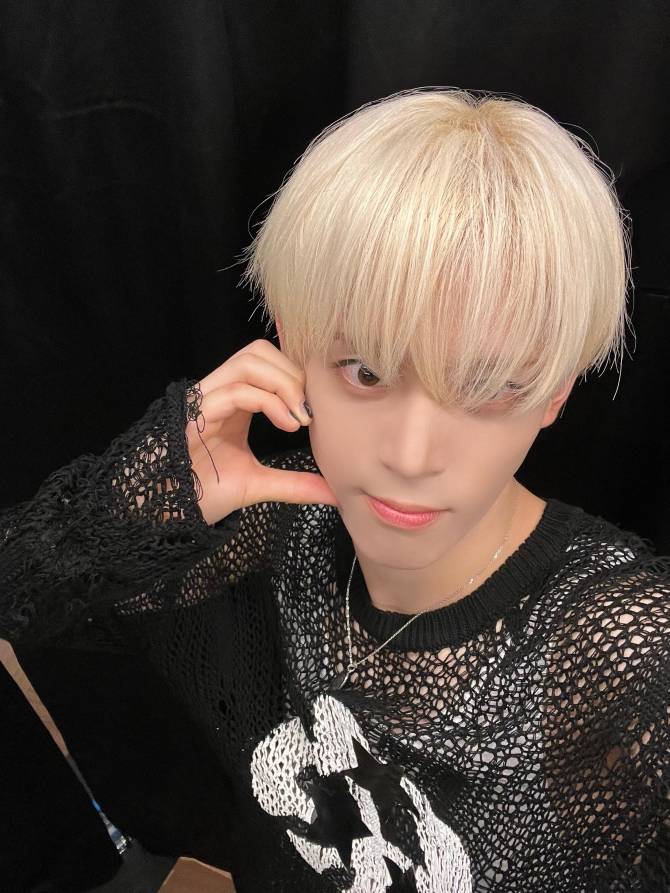 Post De La Comunidad Nowadays 뒤늦게 올리는 셀카 언제인지 맞추는 데이앤에겐 깜짝 선물이