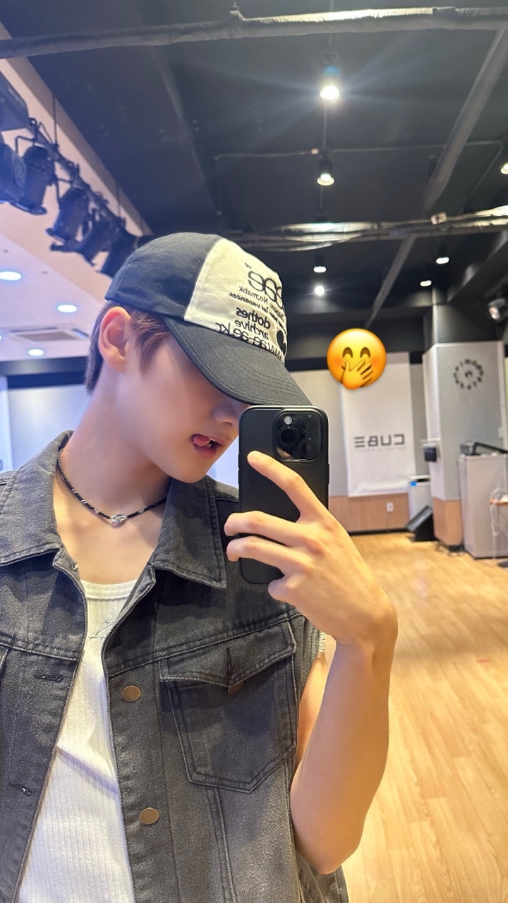 NOWZ (나우즈) Community Moment - 🤭