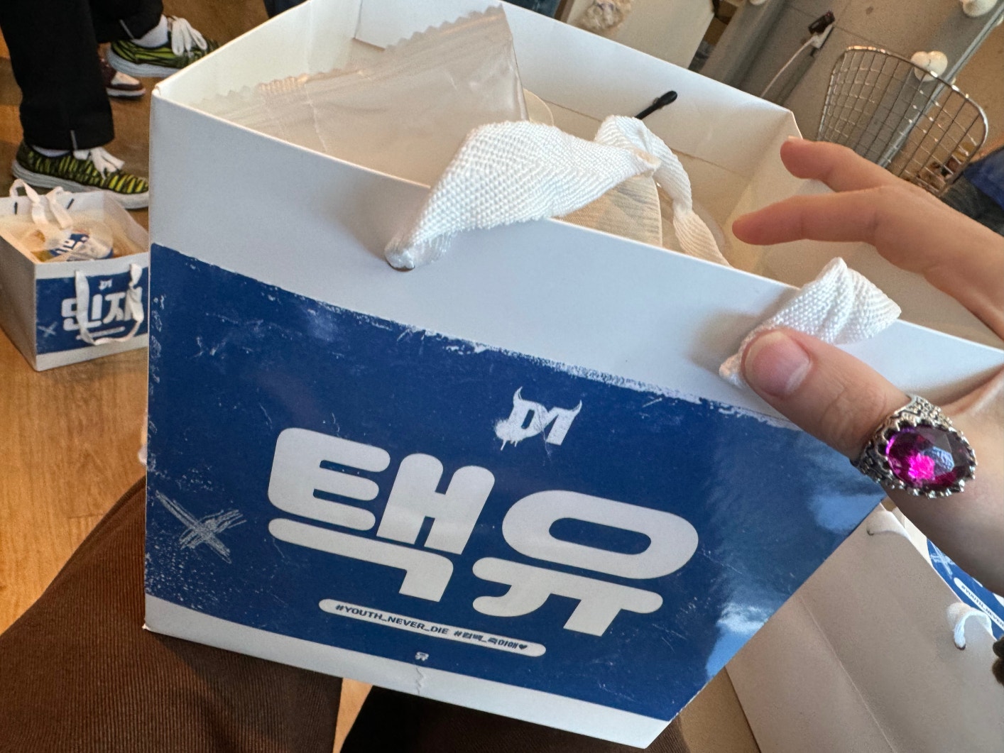 Dxmon社群貼文 오늘 하루가 가기 전에 팬 여러분들에게 사랑하다고 말씀드리려고 왔어요 택유가 왔지요😚 오늘도 고생 정말