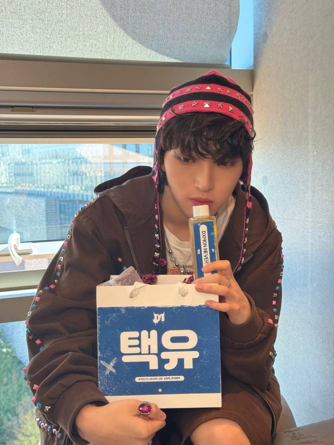 Dxmon Community Post 오늘 하루가 가기 전에 팬 여러분들에게 사랑하다고 말씀드리려고 왔어요 택유가 왔지요😚