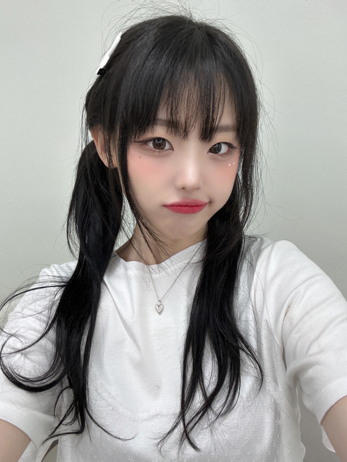 Qwer 커뮤니티 포스트 오늘도 행복충전 하루 가짜 아이돌 옷을 입규 팬싸인회를 했어요 흰옷 어울려요 양갈래두 했는데