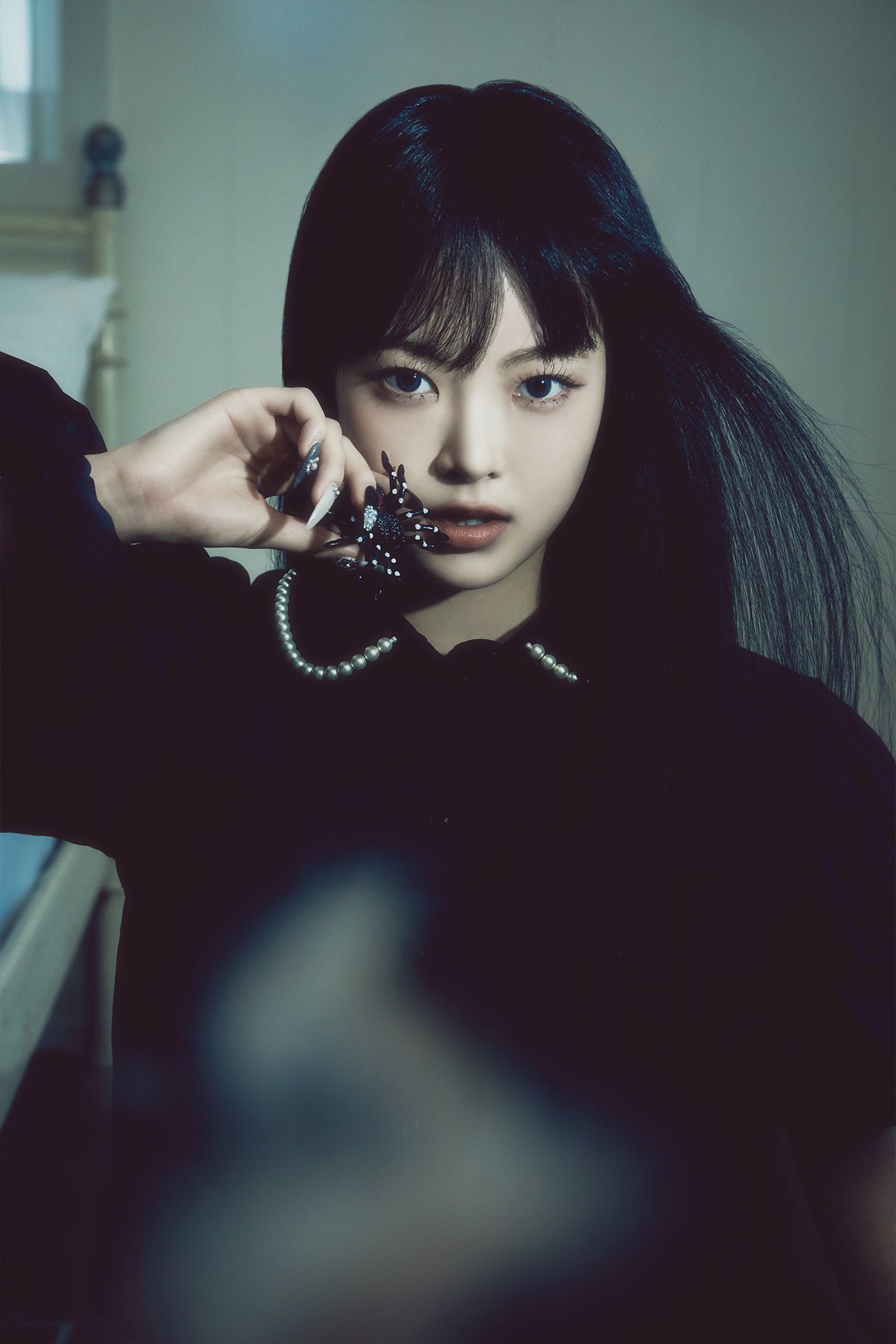 Weverse LE SSERAFIM Image - LE SSERAFIM JP 3rd SG 'CRAZY' CONCEPT PHOTO BLACK INSANITY HONGEUNCHAE