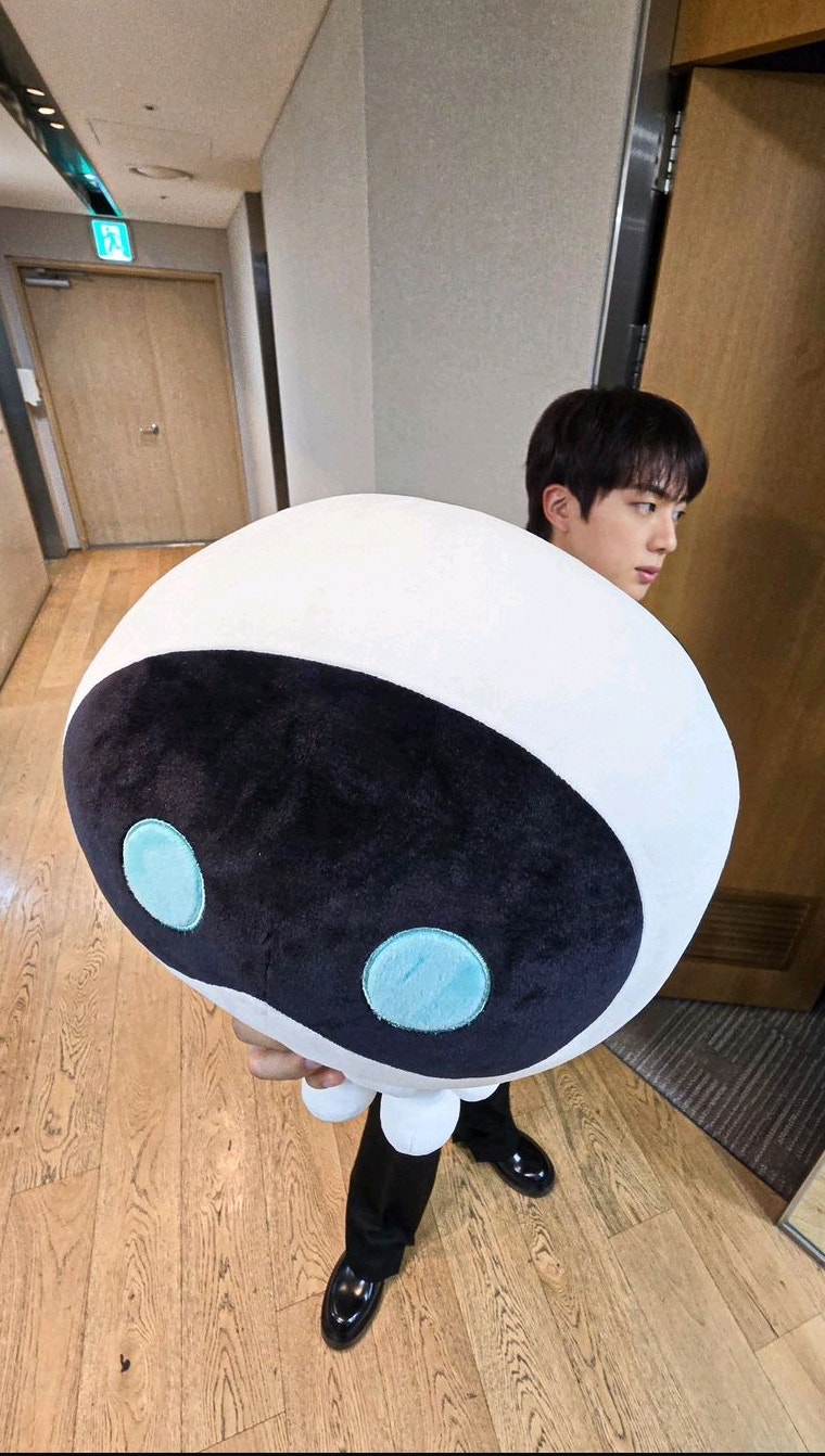 BTS Community Post - wotteo : my head is not actually that big its an MZ shot 😂🤌🫶