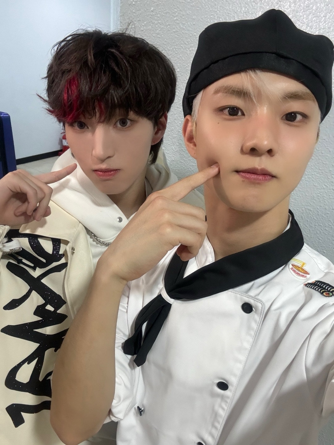 Dxmon Community Post 이번 활동 하면서 존경하는 더보이즈 큐 선배님과 친구 이스트샤인 루민이랑 찍은