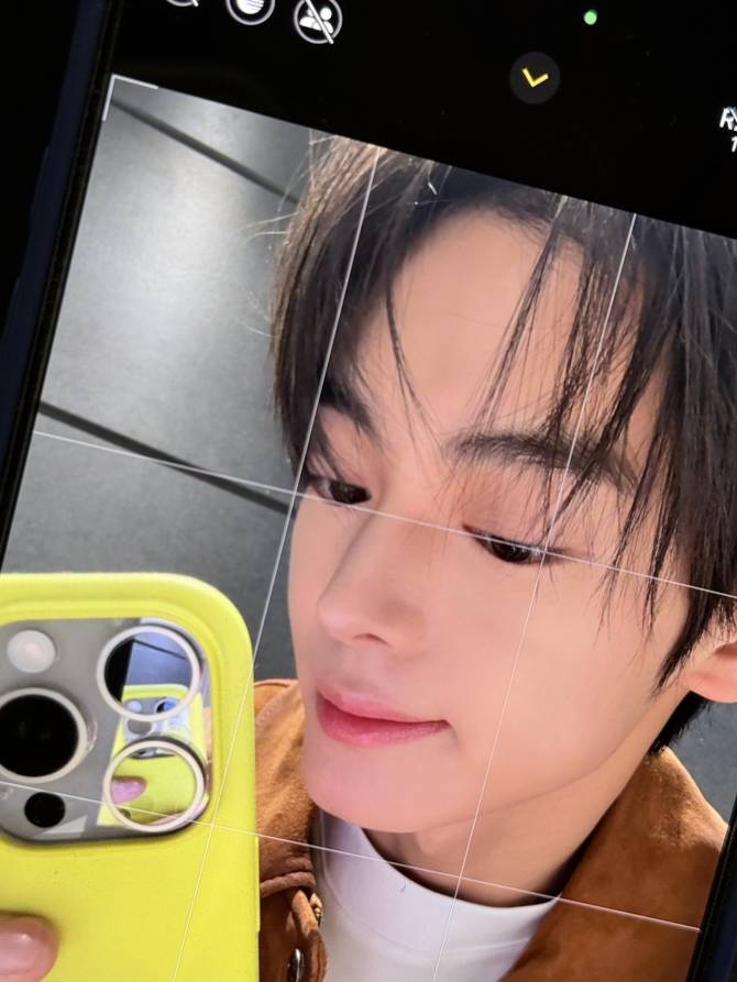 Tws Community Post 거울 속에 난👀 镜子中的我👀 Hanjin