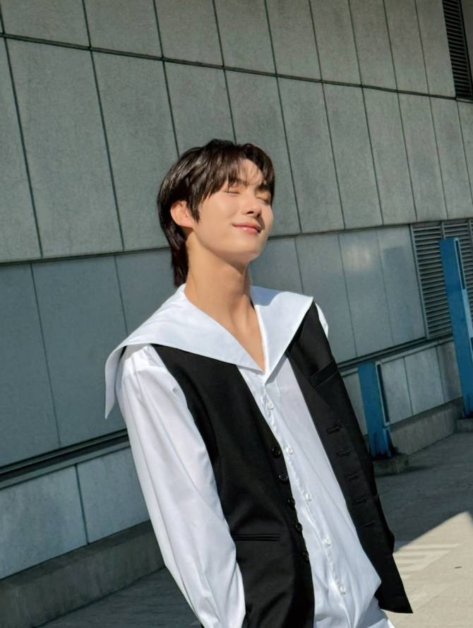 Tws Community Post 사이들~~~ 요새 힘들거나 지치는 일들은 없어 밥은 잘 챙겨 먹고 다니고 있지