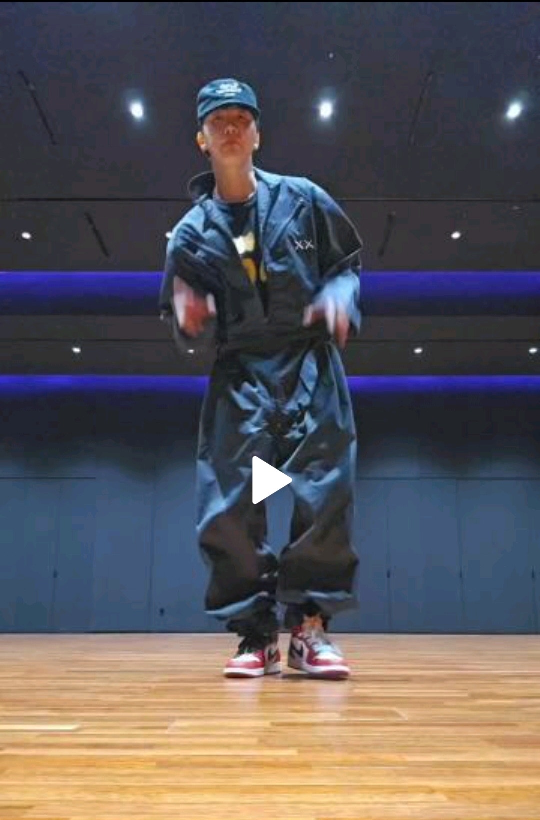 BTS Community Post - #to_jhope KAWS패션으로 댄스를 연습하고 있습니다 🥰 동영상을 공유해 주셔서 ...