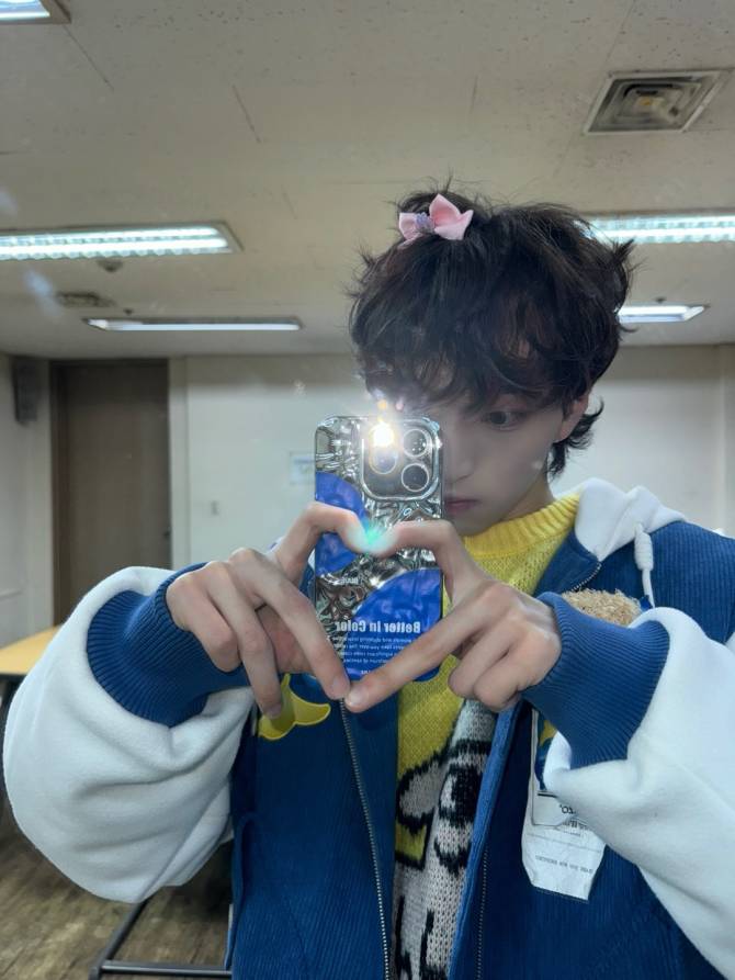 Dxmon Community Post 오늘의 거울 셀카 ️💙 저는 이제부터 멤버들과 열기구 연습을 다시 시작해 보겠습니다