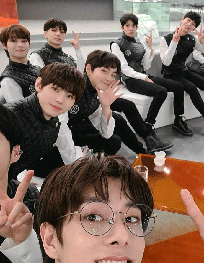 ENHYPEN Community Post - 𝐇𝐀𝐏𝐏𝐘 𝟒𝐓𝐇 𝐀𝐍𝐍𝐈𝐕𝐄𝐑𝐒𝐀𝐑𝐘 𝐄𝐍𝐇𝐘𝐏𝐄𝐍! ️ 💌 Four years ...