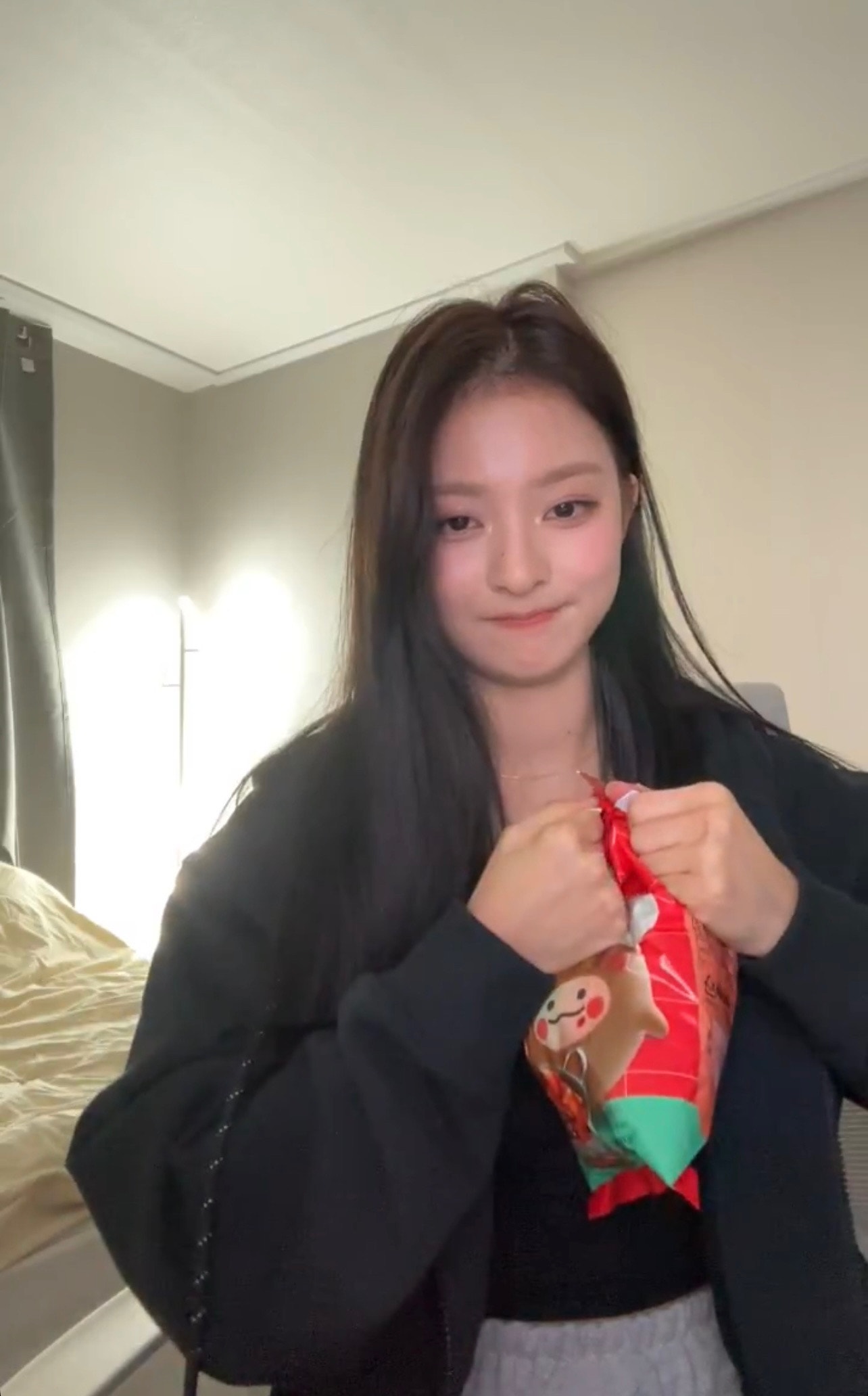 Fromis9 Community Post 나꼬가 과자 터트린 것처럼 멤버들과 플로버 분들 모두에게 행복한 일들만 펑펑 터지기를