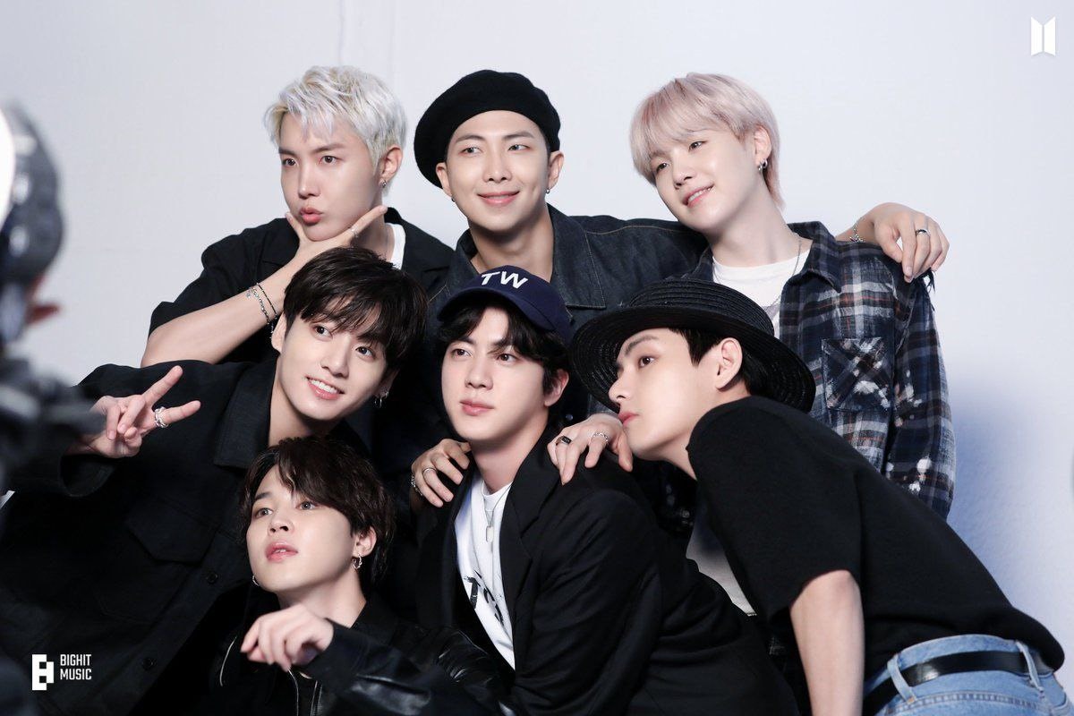 BTS Community Post - "Queridos BTS 💜, Espero que este momento encontre cada um de vocês cercado ...