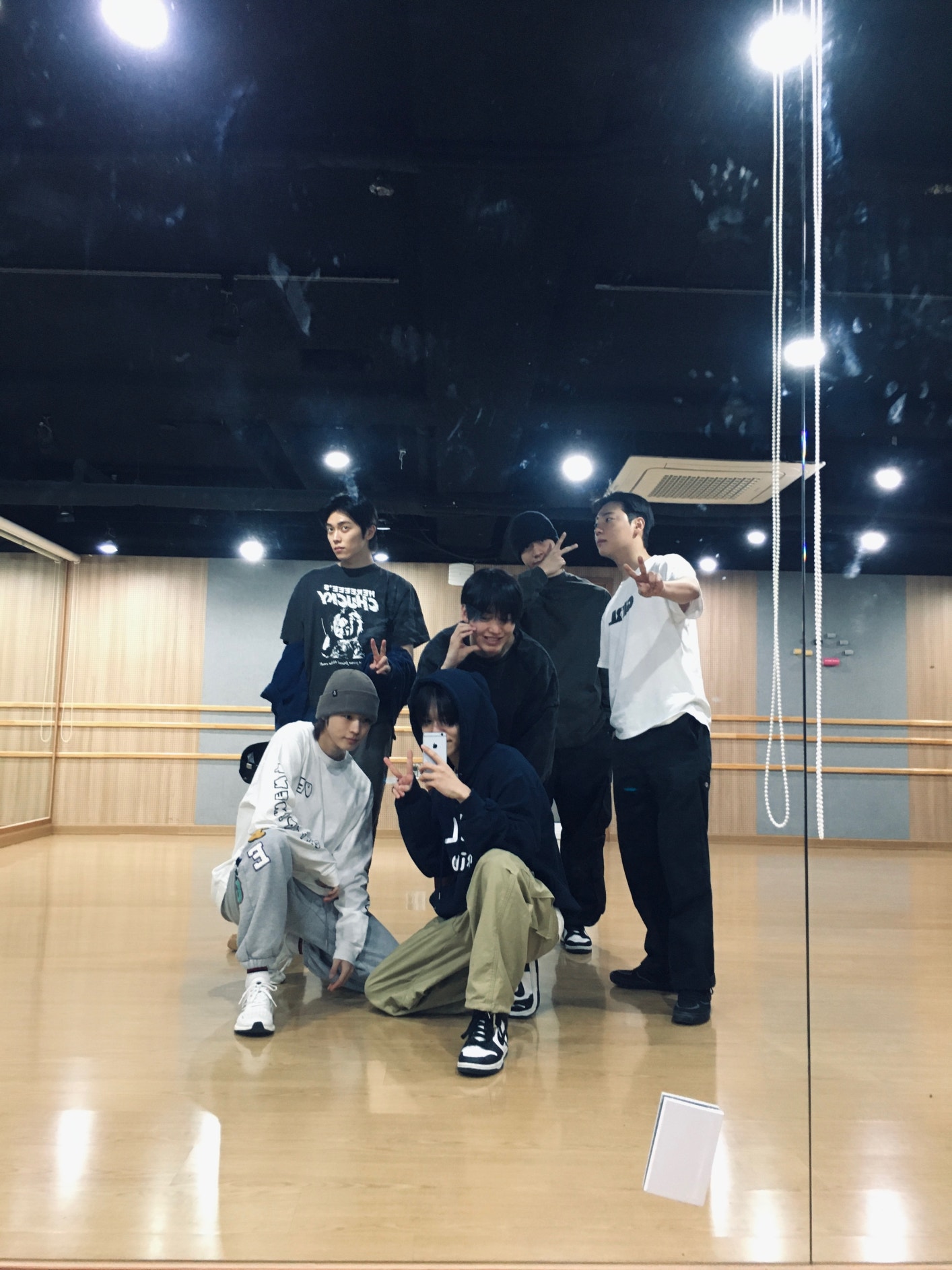 Onf 커뮤니티 포스트 오랜만에 단체사진💡 옛날 바이브로📸 유
