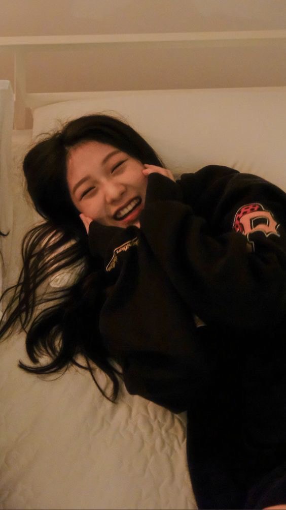 Fromis9 Community Post 허 자기전에 위버스 들어왓는데 또 이서연이야🤗 행복하네 이 스윗걸 다들 플나잇☘️