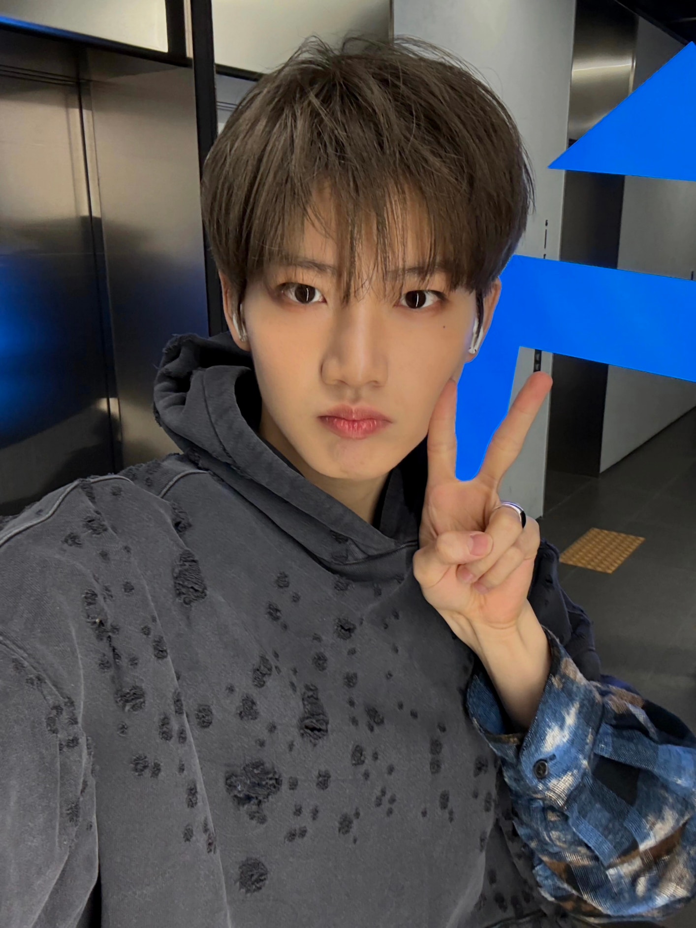 TREASURE Community Post - 사진 보고 오늘하루도 힘내 우리트메🔥😝 - JUNKYU