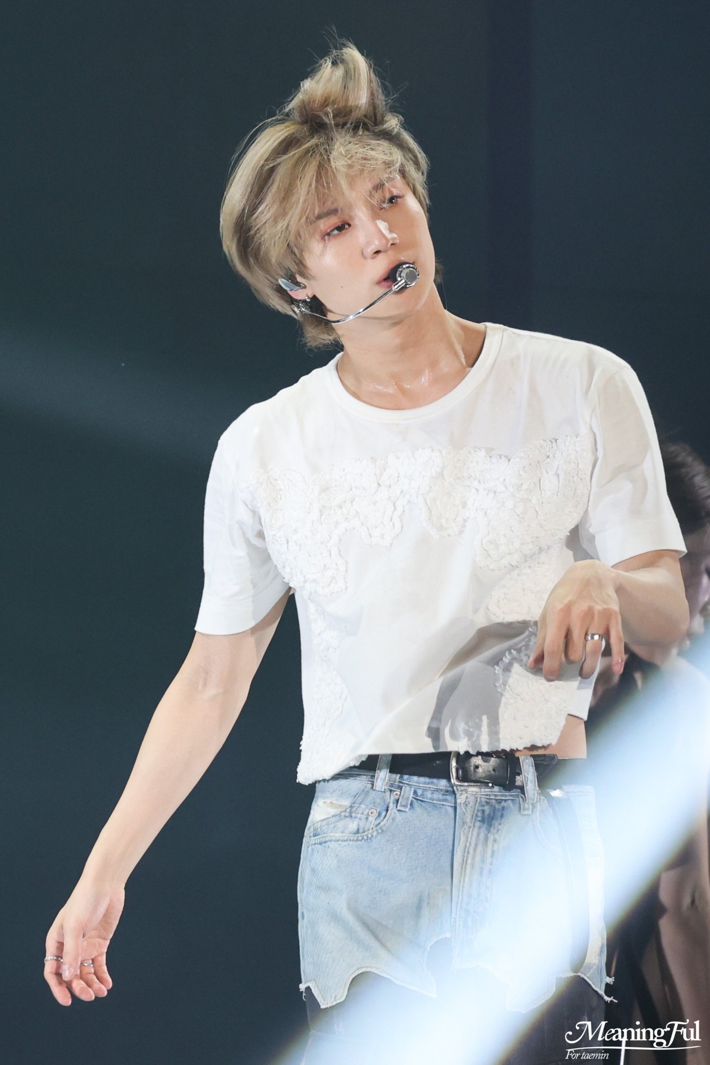 SHINee Community Post - 탬니 ️ 🤴 약간 호러 같긴한데 들어봐줘🫶 엄청 부끄럽다고 생각하면서 팬싸 장소 앞두번째 사이드에 앉아서 기다리고 있었다 요정님이 ...