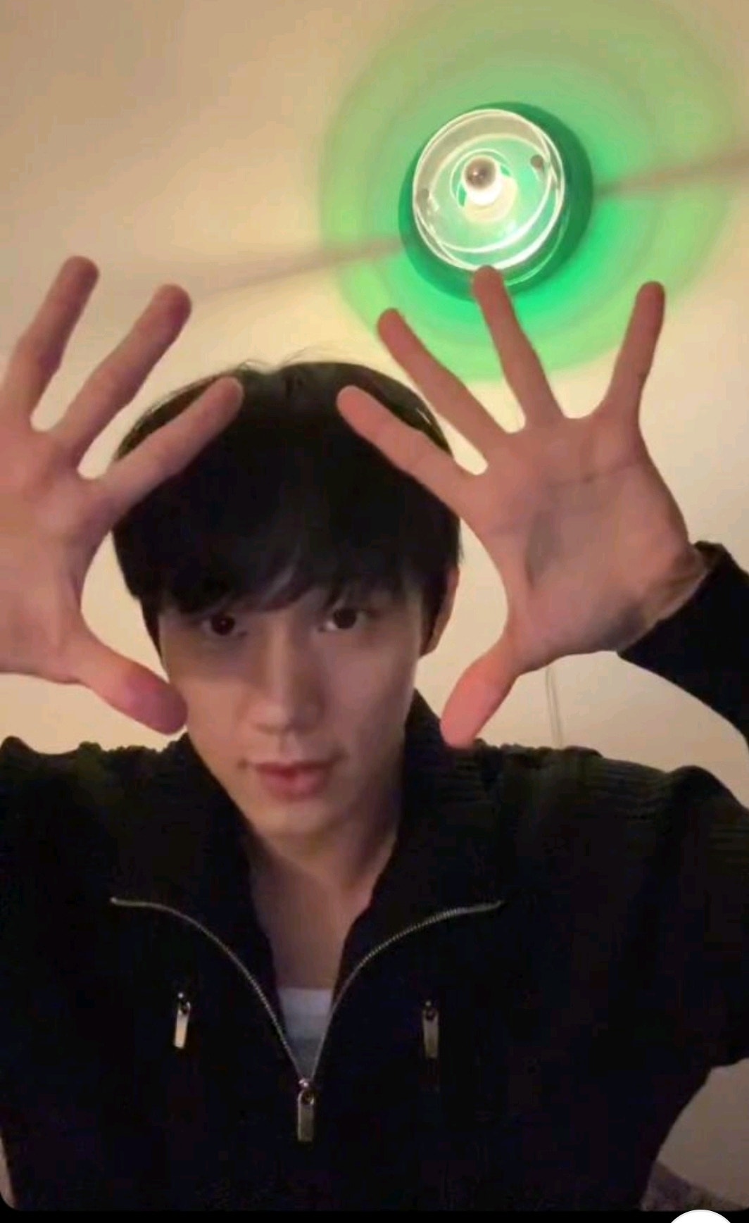 P1Harmony Community Post - The size of his hand 😶🗣