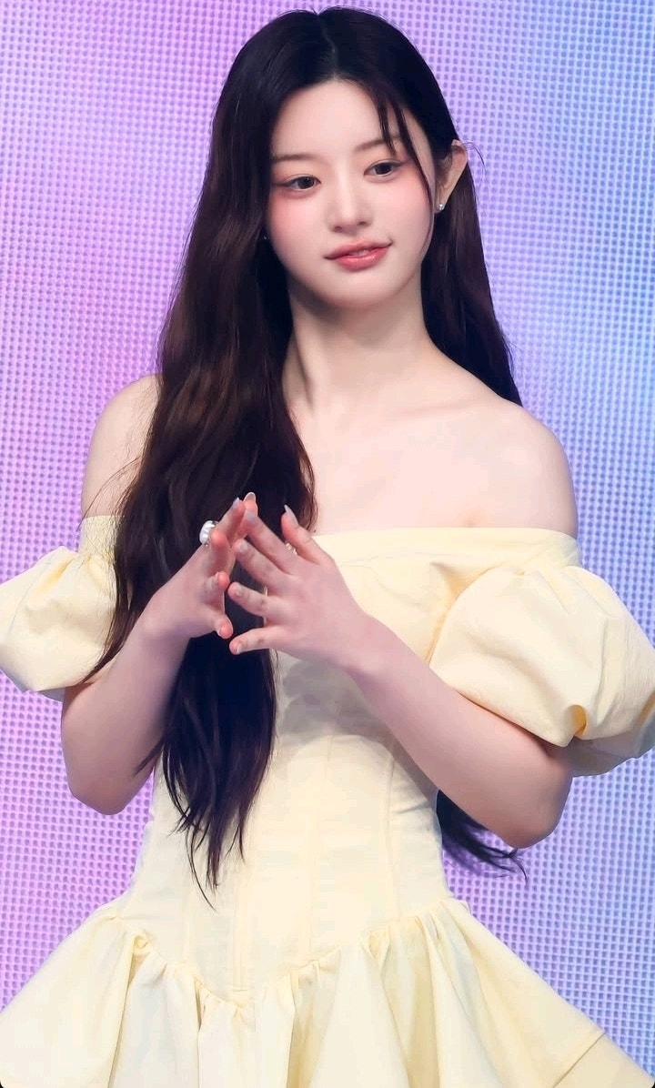 ILLIT Community Post - My beautiful angel 😍🫶🏻