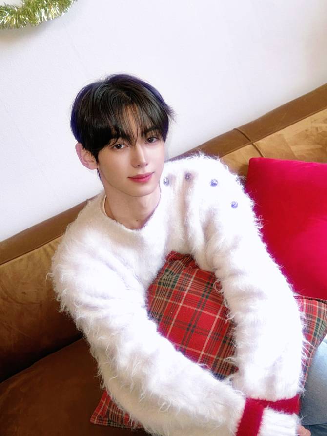 Tws Community Post 42들행복한 이브 보내세용!자기 전에 양말 베개 옆에 두는 것 잊지 마세요 ㅋㅋㅋㅋㅋ