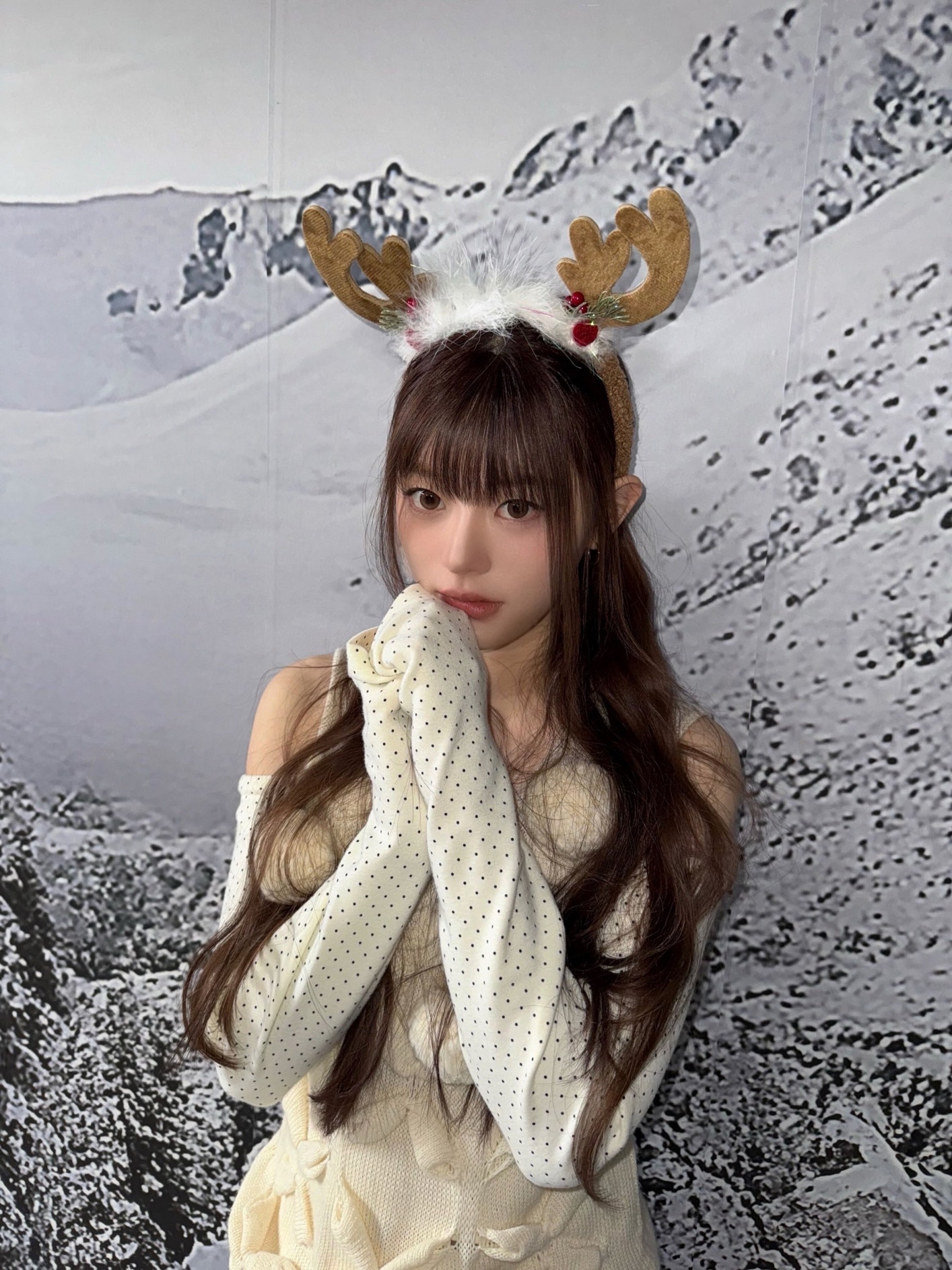 ILLIT Community Post - MINJU YOU'RE SOO PRETTY 😭😭⭐️🤎 #iLoveMinju