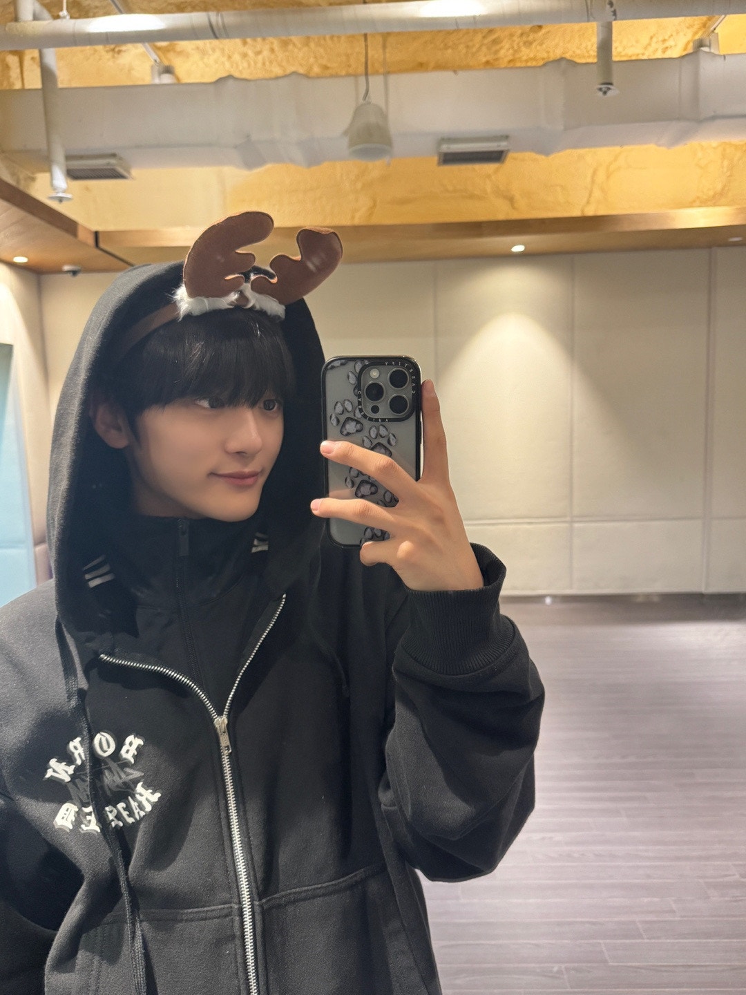 Lun8 커뮤니티 포스트 오늘 하루도 너무 고생 많았어ㅓ 나는 이제 씻고 침대에 드러누워서 책 보다가 자연스럽게 눈이 감길