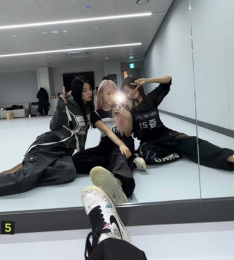 aespa Community Post - aespa's Giselle, ITZY's Yeji and Kiss of Life's Julie shared a new photo ...